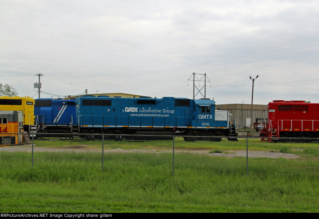 RSSX 4454 an GMTX 2210 sit at Mid America Car.